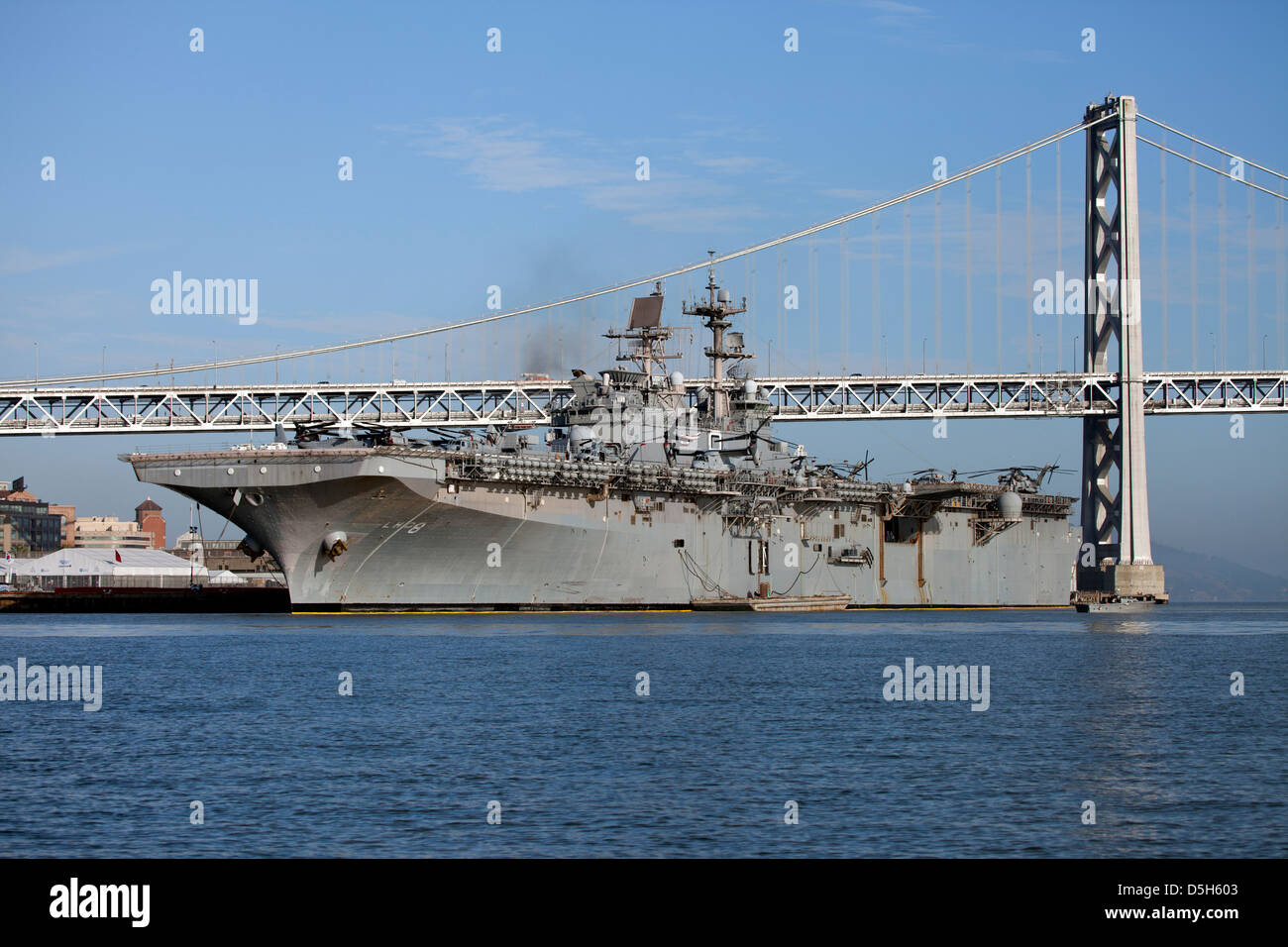 Wasp-class amphibious assault ship USS Makin Island (LHD-8) docked ...