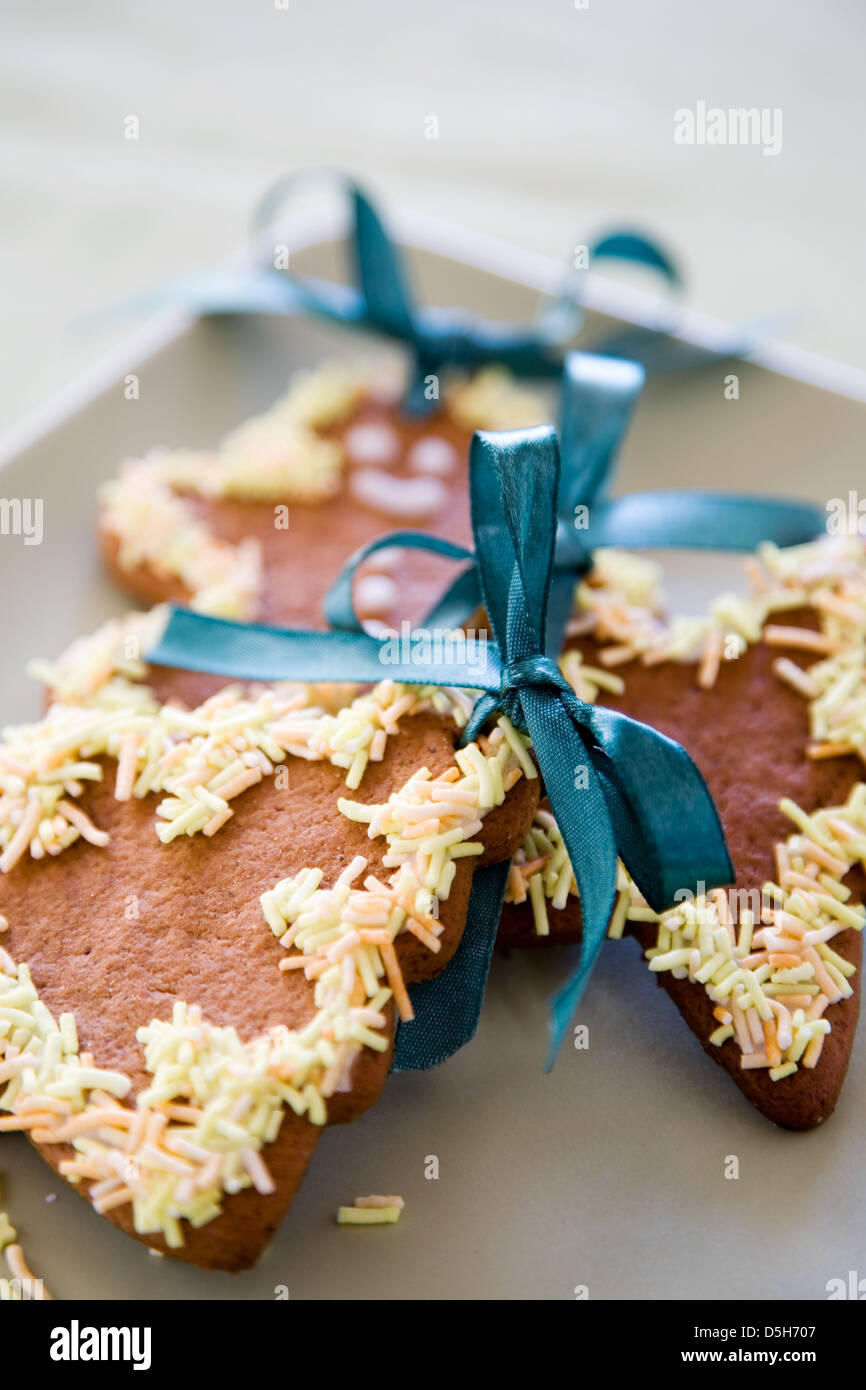 Decorated gingerbread cookies with green bow Stock Photo - Alamy