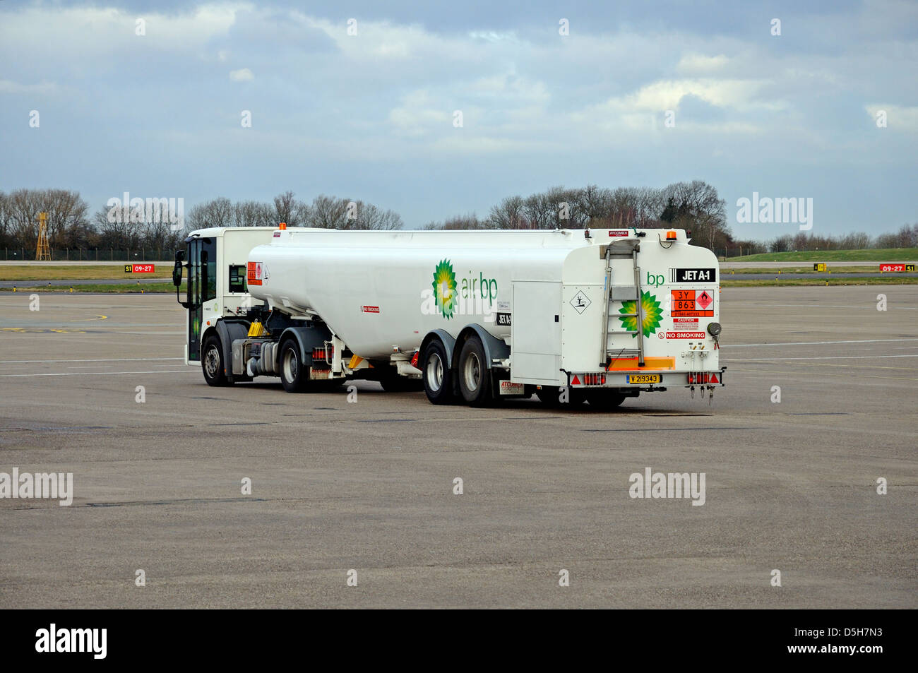 Fuelling petrol tanker High Resolution Stock Photography and Images - Alamy