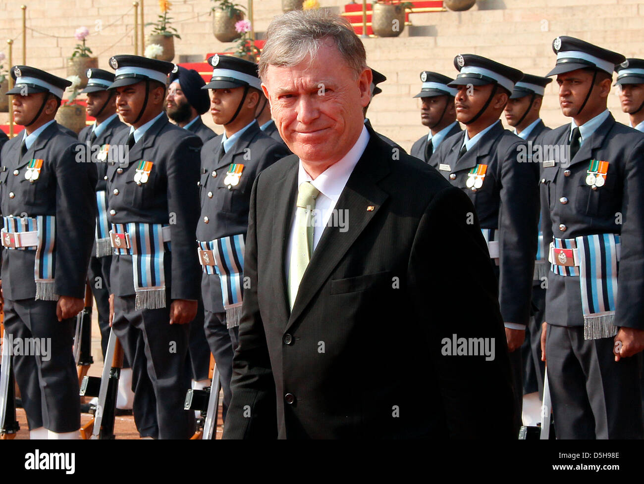 German Federal President Horst Koehler walks passed a guard of honour ...