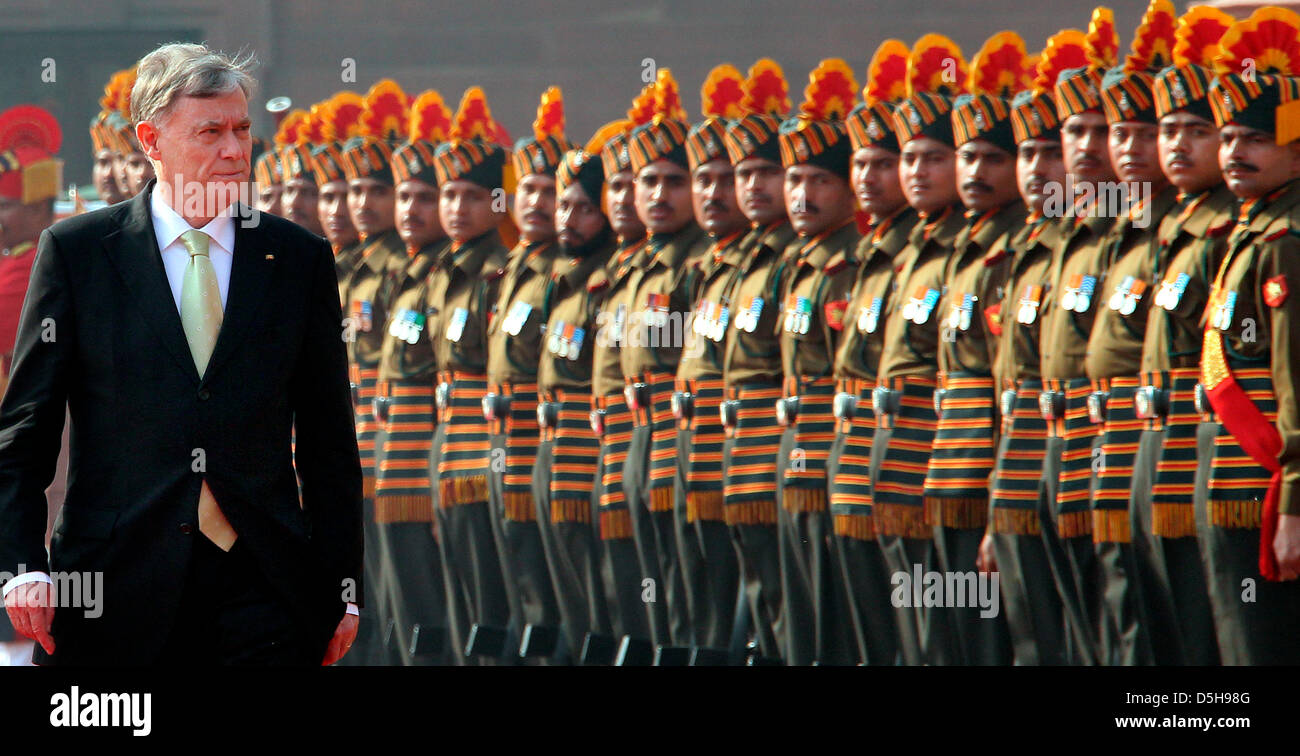 German Federal President Horst Koehler walks passed a guard of honour ...