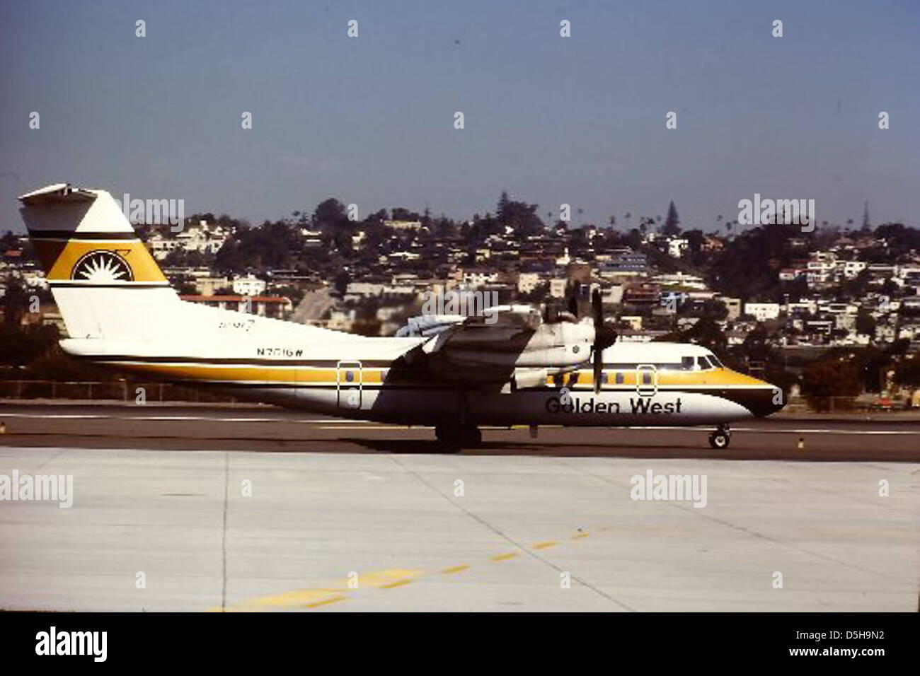 De havilland dash 7 hi-res stock photography and images - Alamy