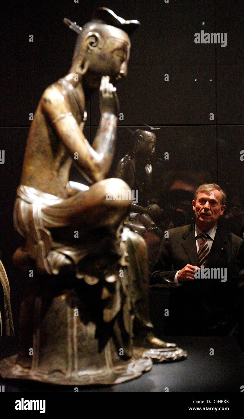 German Federal President Horst Koehler views a pensive Bodhisattva ...