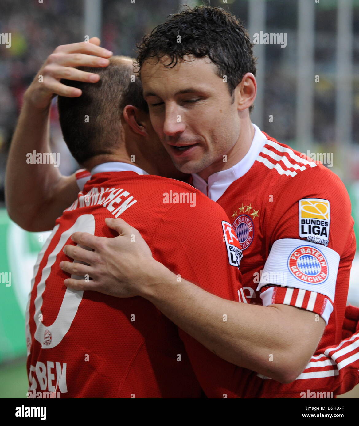 Bayern's Arjen Robben (L) celebrates his 0-1 score with teammate Mark ...