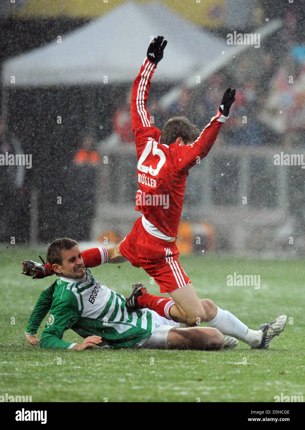 Munich's Thomas Mueller (R) and Fuerth's Milorad Pekovic in action ...