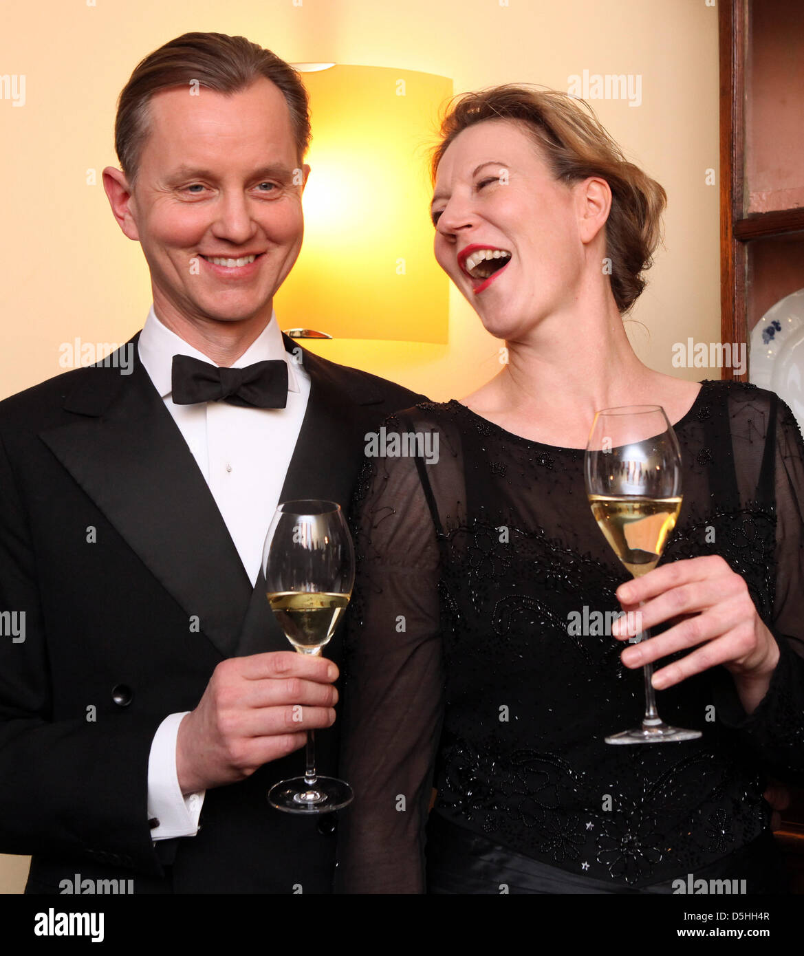 Der Chansonnier Max Raabe (l) und seine Begleitung Gaby Klein kommen am ...