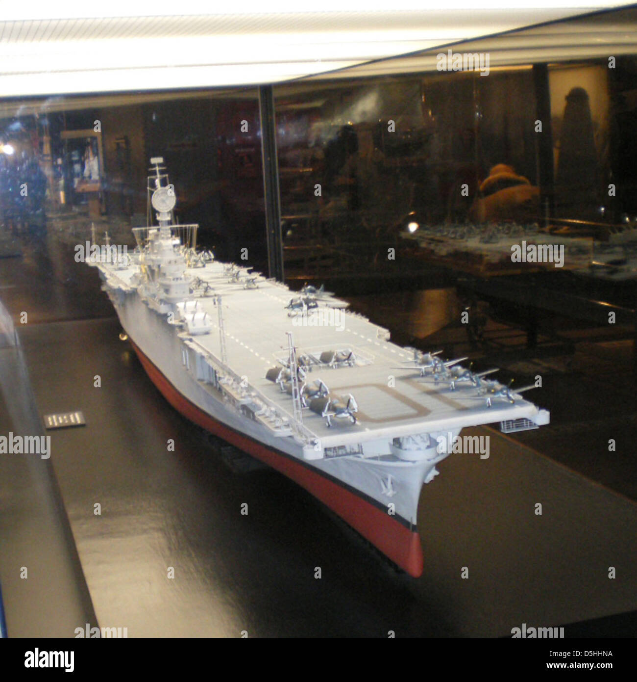 Essex class aircraft carrier hi-res stock photography and images - Alamy