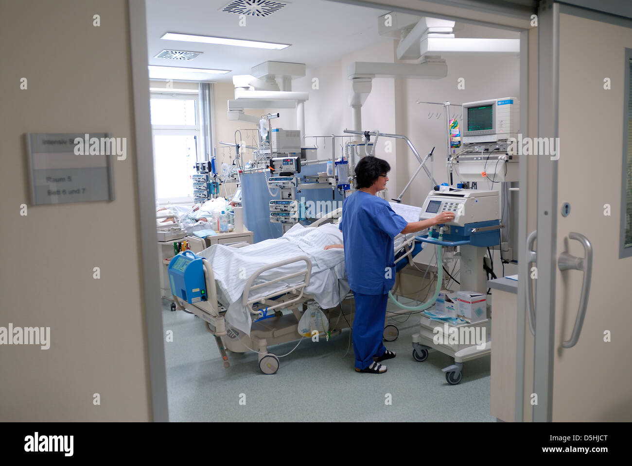 nurse with patient on the intensiv care unit Stock Photo - Alamy