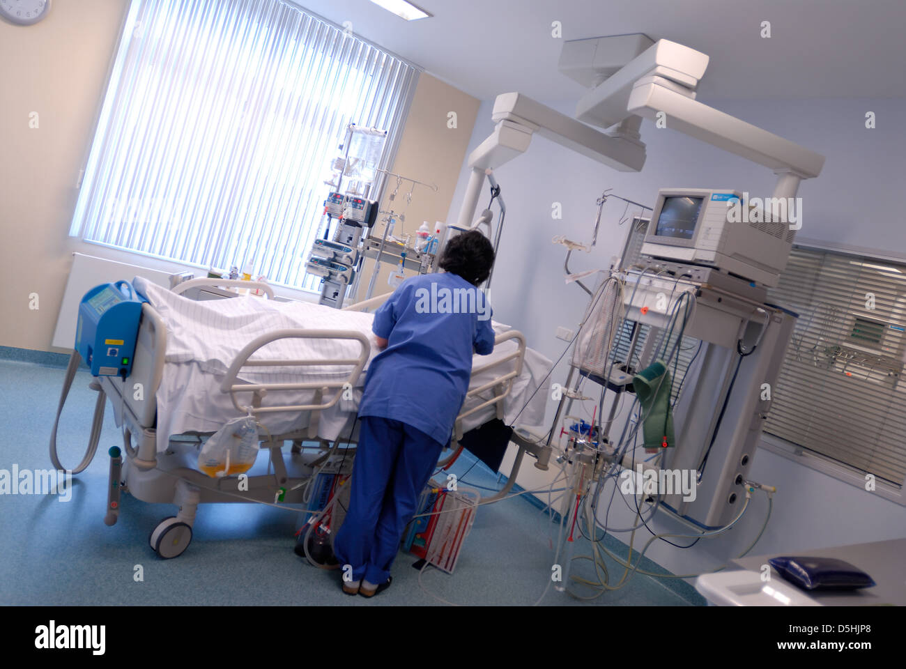 nurse with patient on the intensiv care unit Stock Photo - Alamy