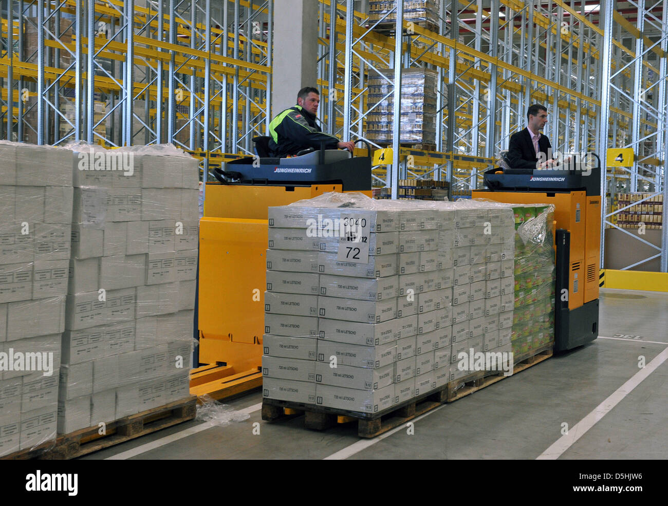 High racks are loaded in the new 'Lidl' logistics centre in Freienbrink ...