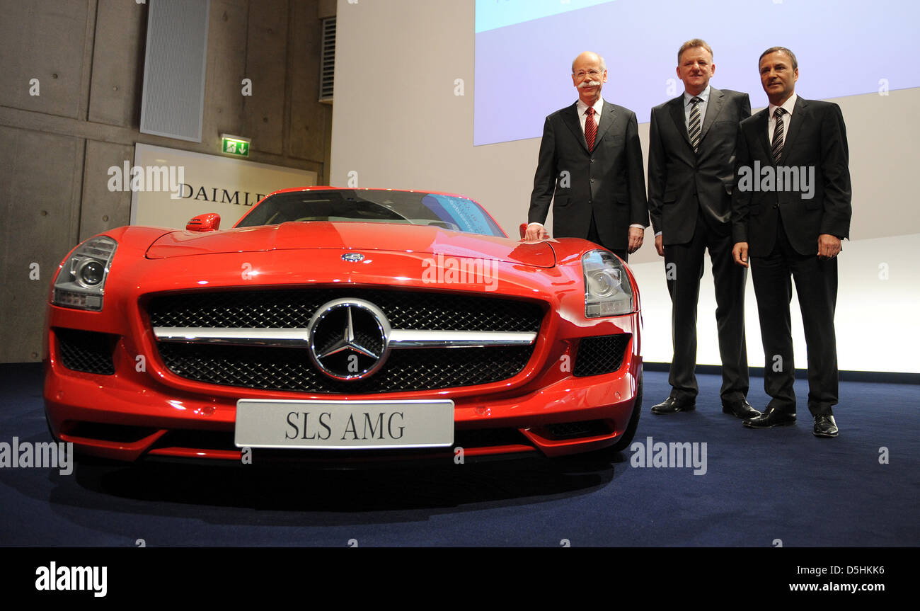 Chairman of Daimler AG Dieter Zetsche (L), head of Daimler Trucks ...