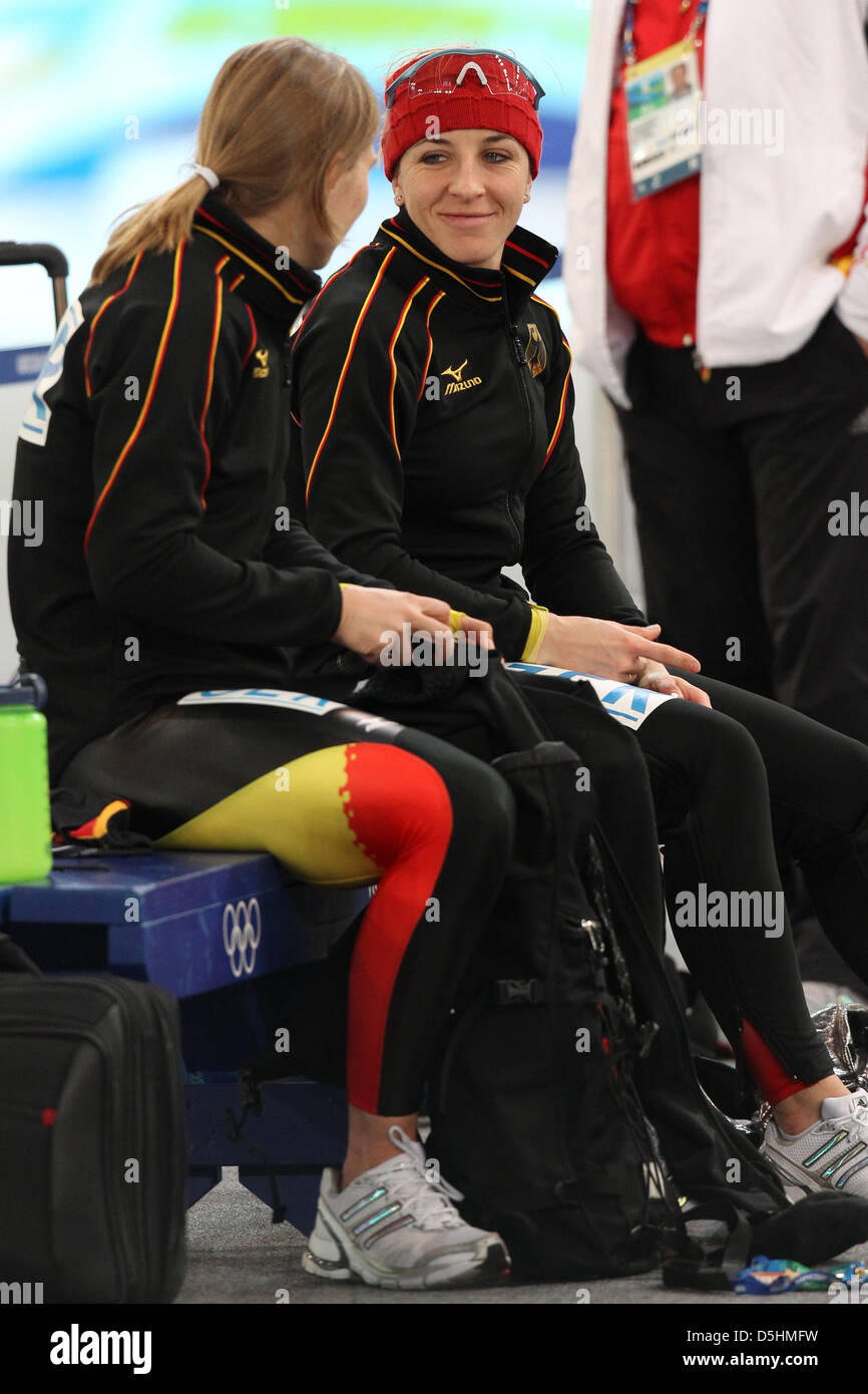 Anni Friesinger-Postma (R) and Jenny Wolf of Germany talk during the ...
