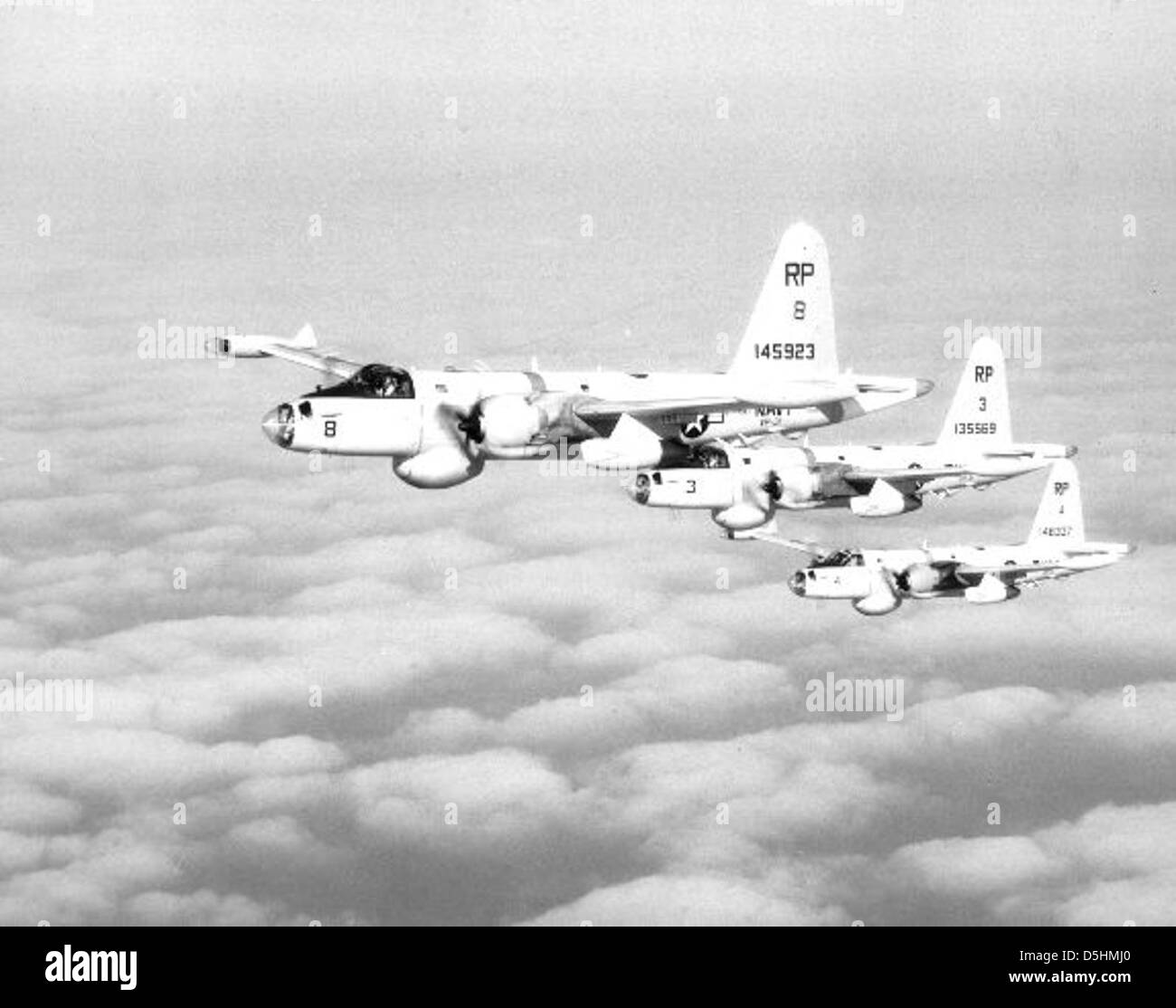 Aircraft formations hi-res stock photography and images - Alamy