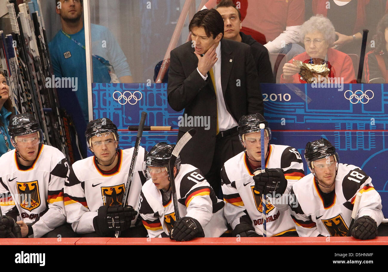 The german coach Uwe Krupp (C) talks to his players during Ice Hockey ...
