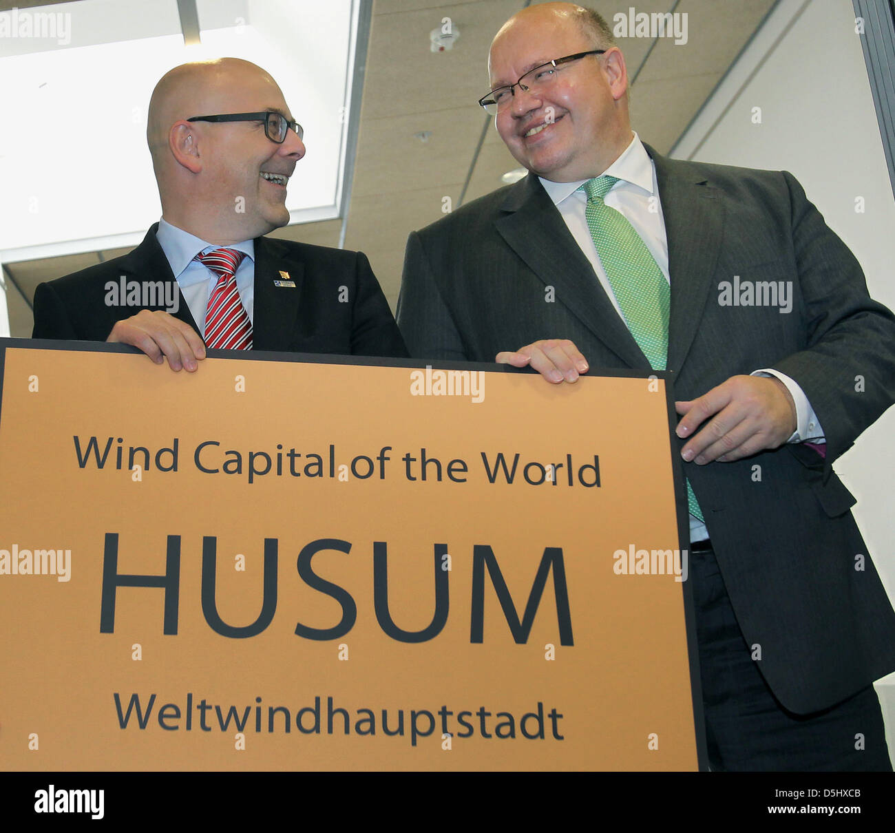 German Environment Minister Peter Altmaier (R) and Schleswig-Holstein ...