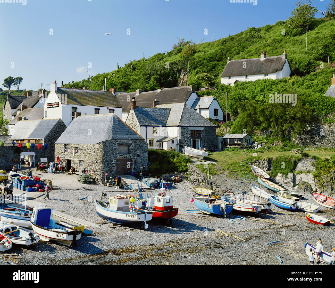 Cadgwith cornwall hi-res stock photography and images - Alamy
