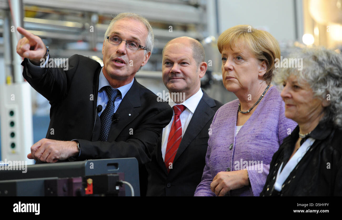 Helmut Dosch (L-R), director of the research center DESY, explains the ...