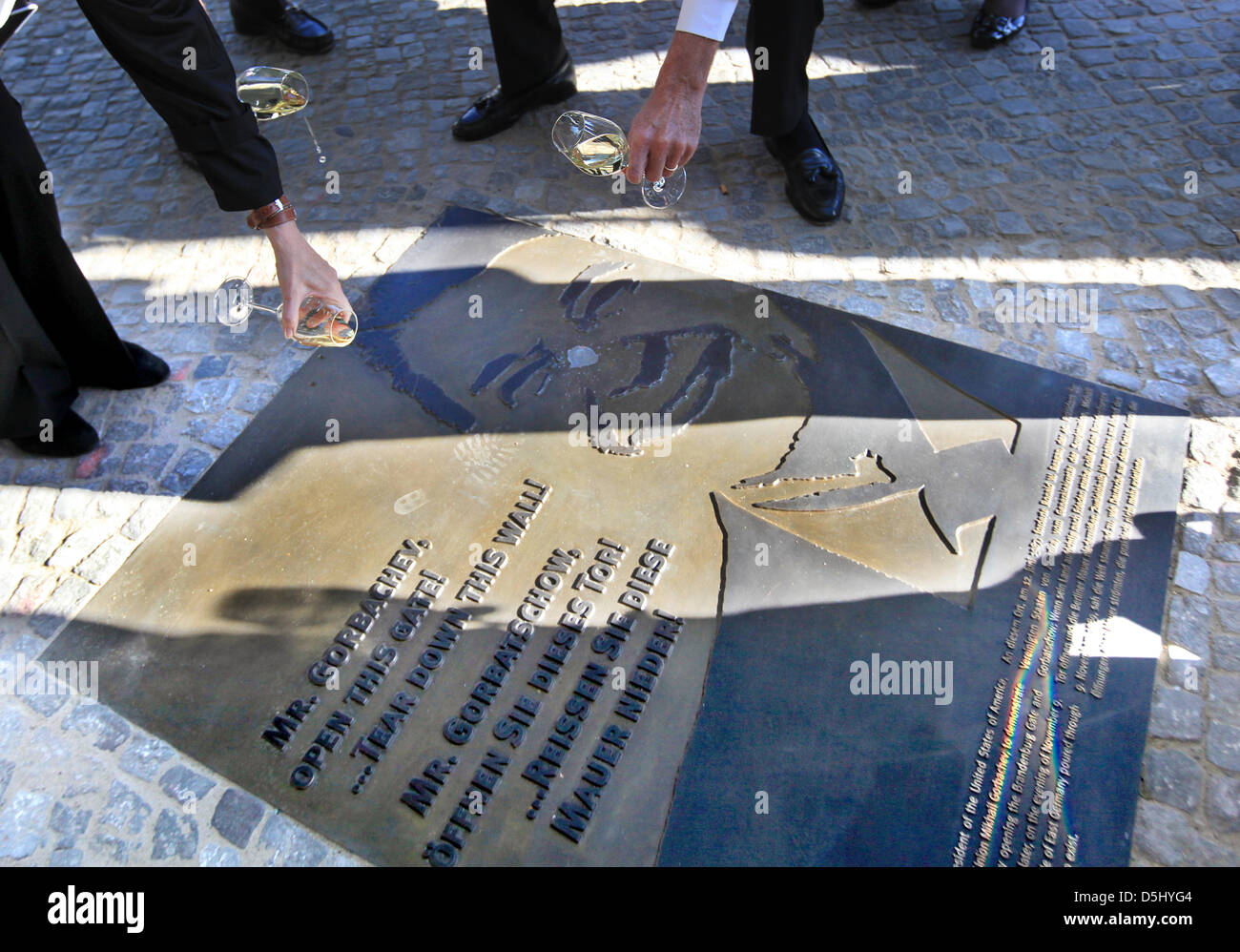 Plaque unveiling ceremony hi-res stock photography and images - Alamy