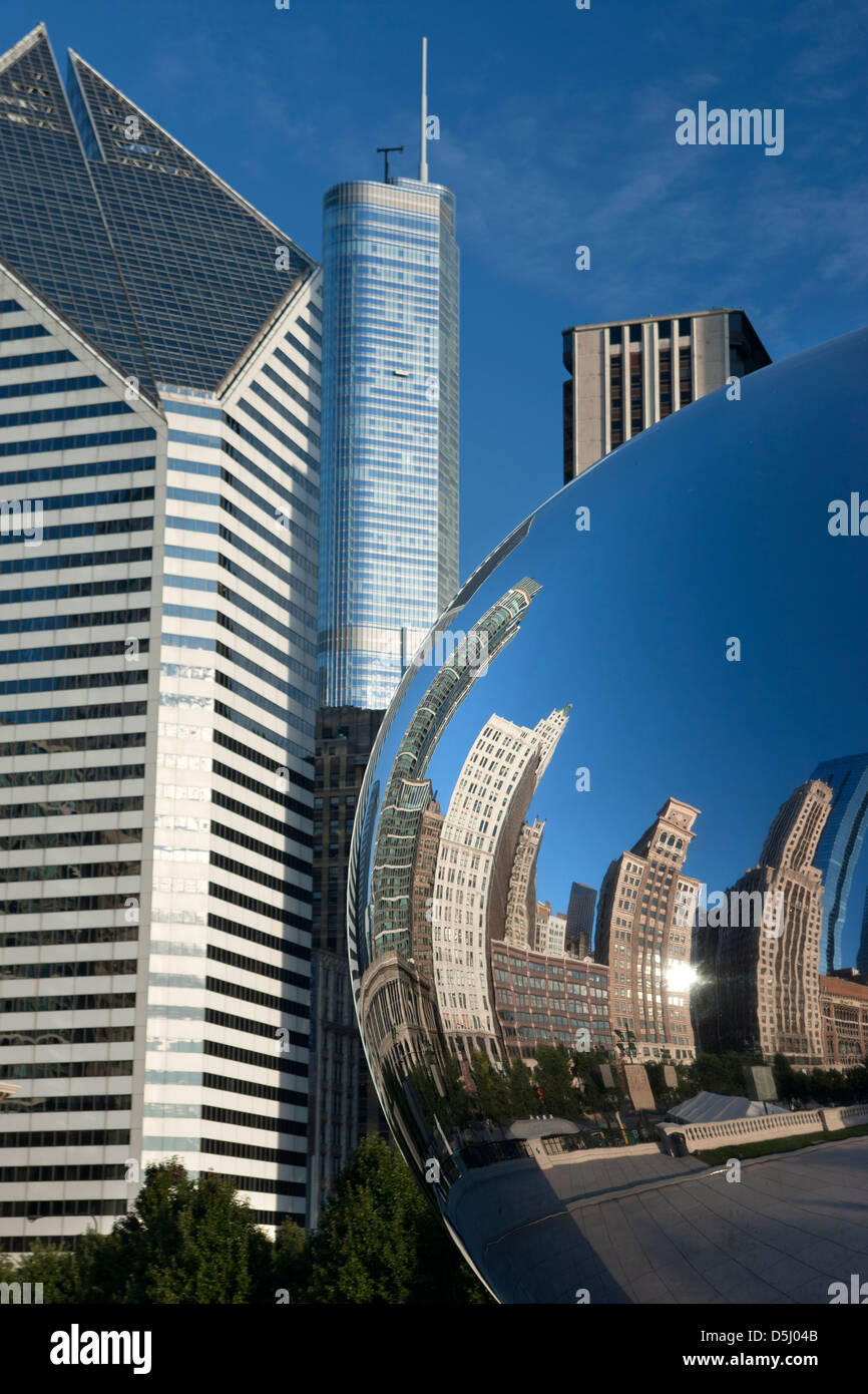 SKYLINE REFLECTED IN CLOUD GATE SCULPTURE (©ANISH KAPOOR 2004 ...