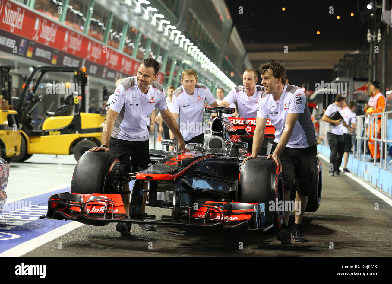 Mechanic of British Formula One driver Jenson Button of McLaren ...