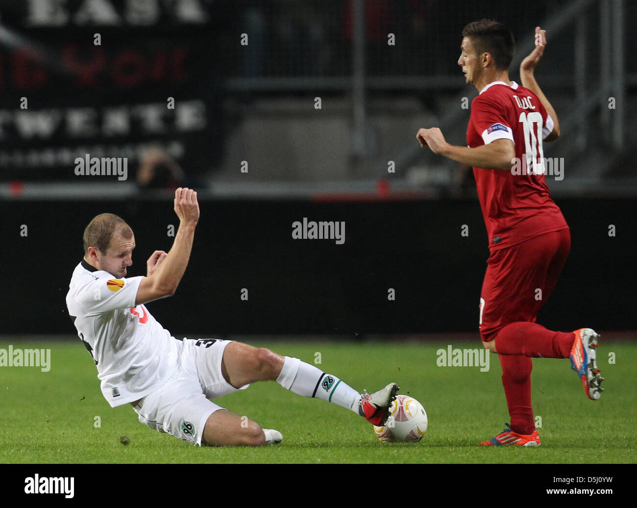 Twentes Dusan Tadic (r) and Konstantin Rausch (l) of Hanover vie for ...