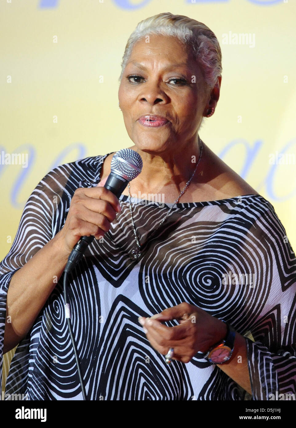 American singer Dionne Warwick sings the "dreamball 2012" in Berlin ...