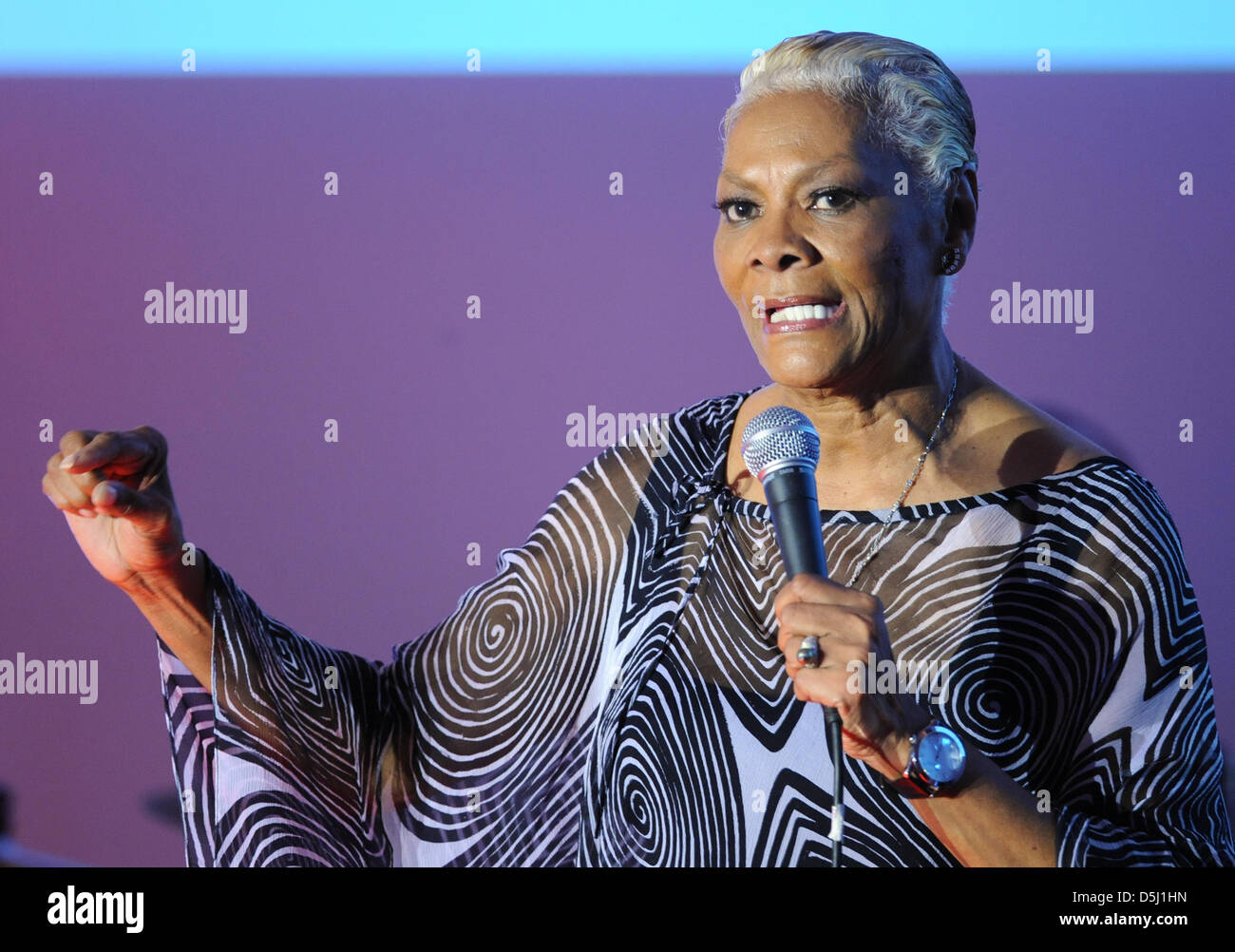 American singer Dionne Warwick sings the "dreamball 2012" in Berlin ...