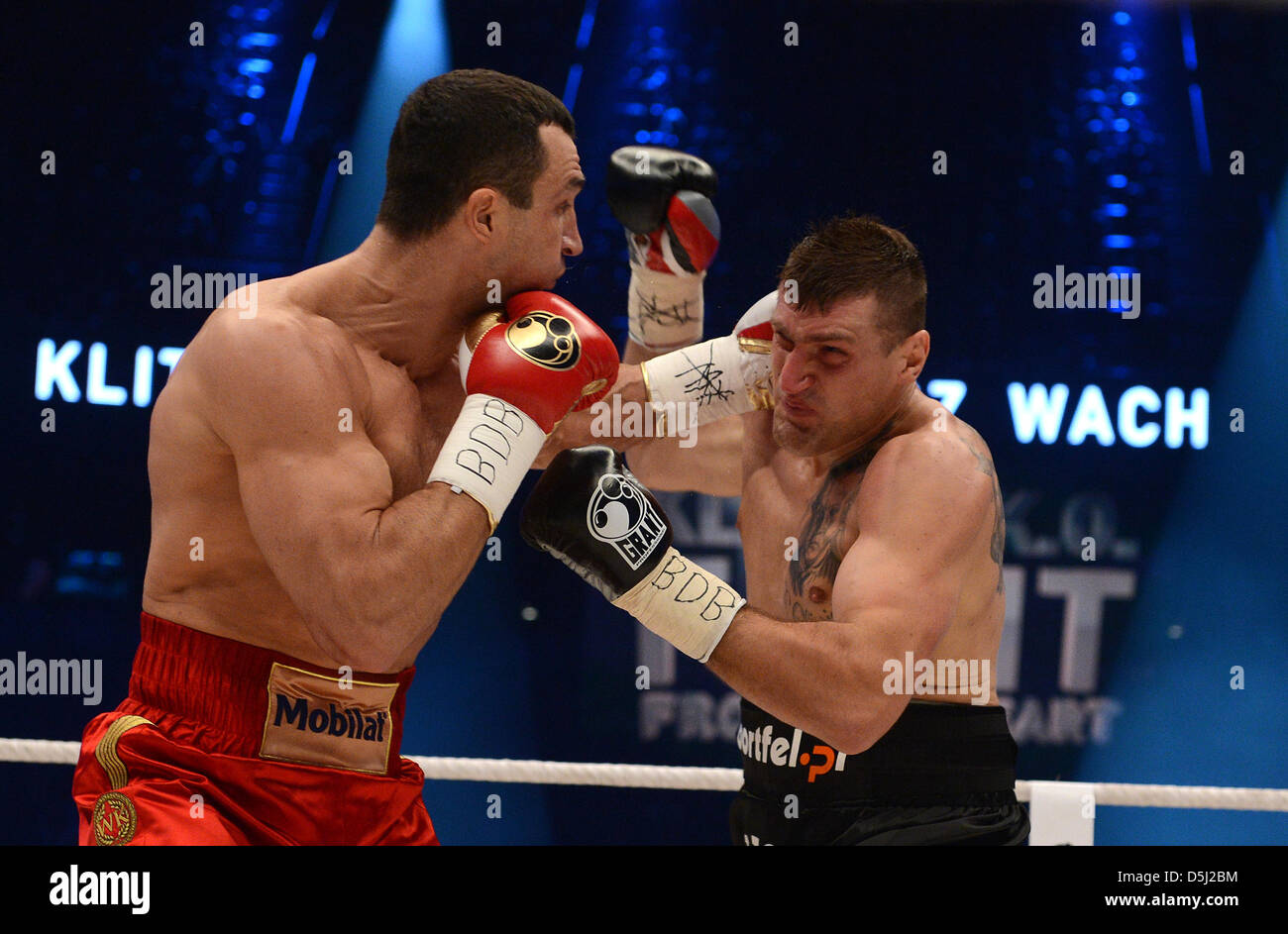 Polish challenger Mariusz Wach (l) fights against former and current ...