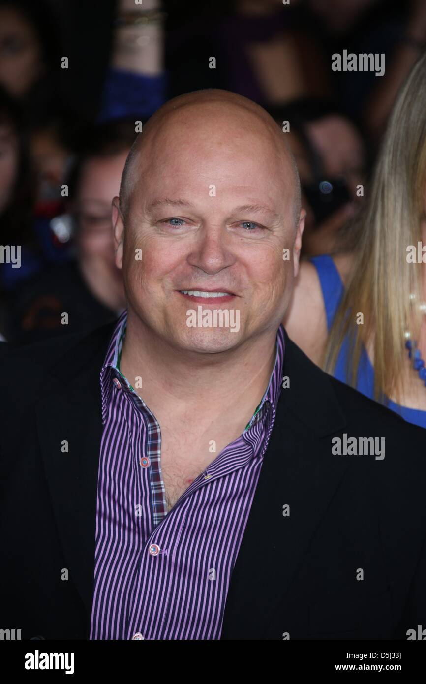 Actor Michael Chiklis arrives at the world premiere of "The Twilight ...