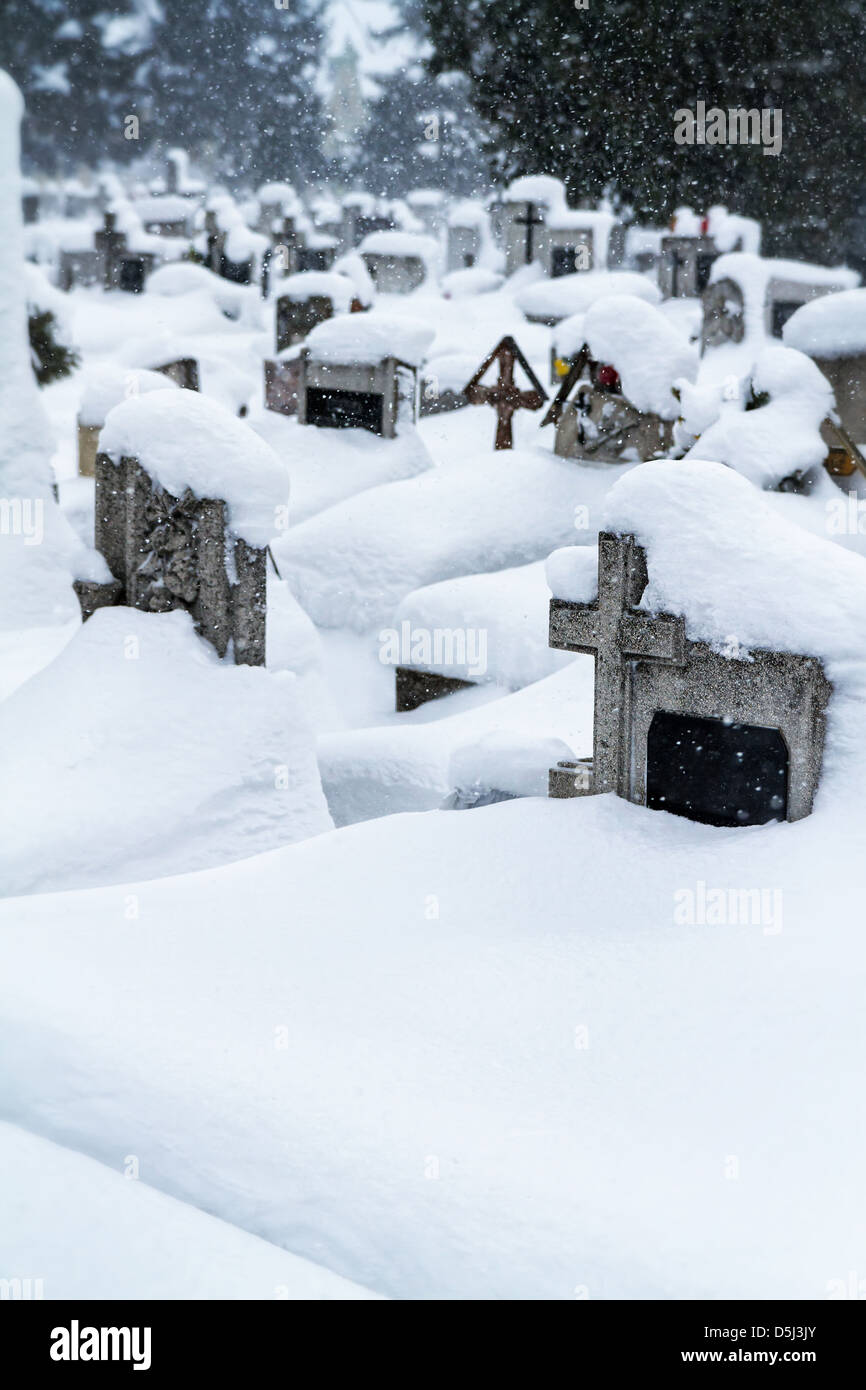 Snowy winter Cemetery Stock Photo - Alamy