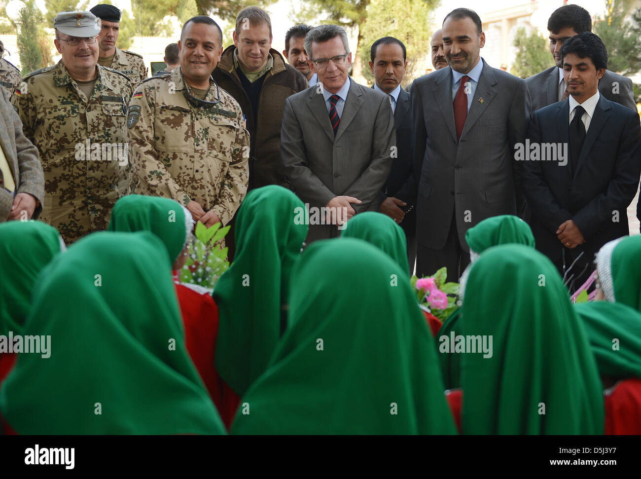 German Defence Minister Thomas de Maiziere (C) and the Governor of ...