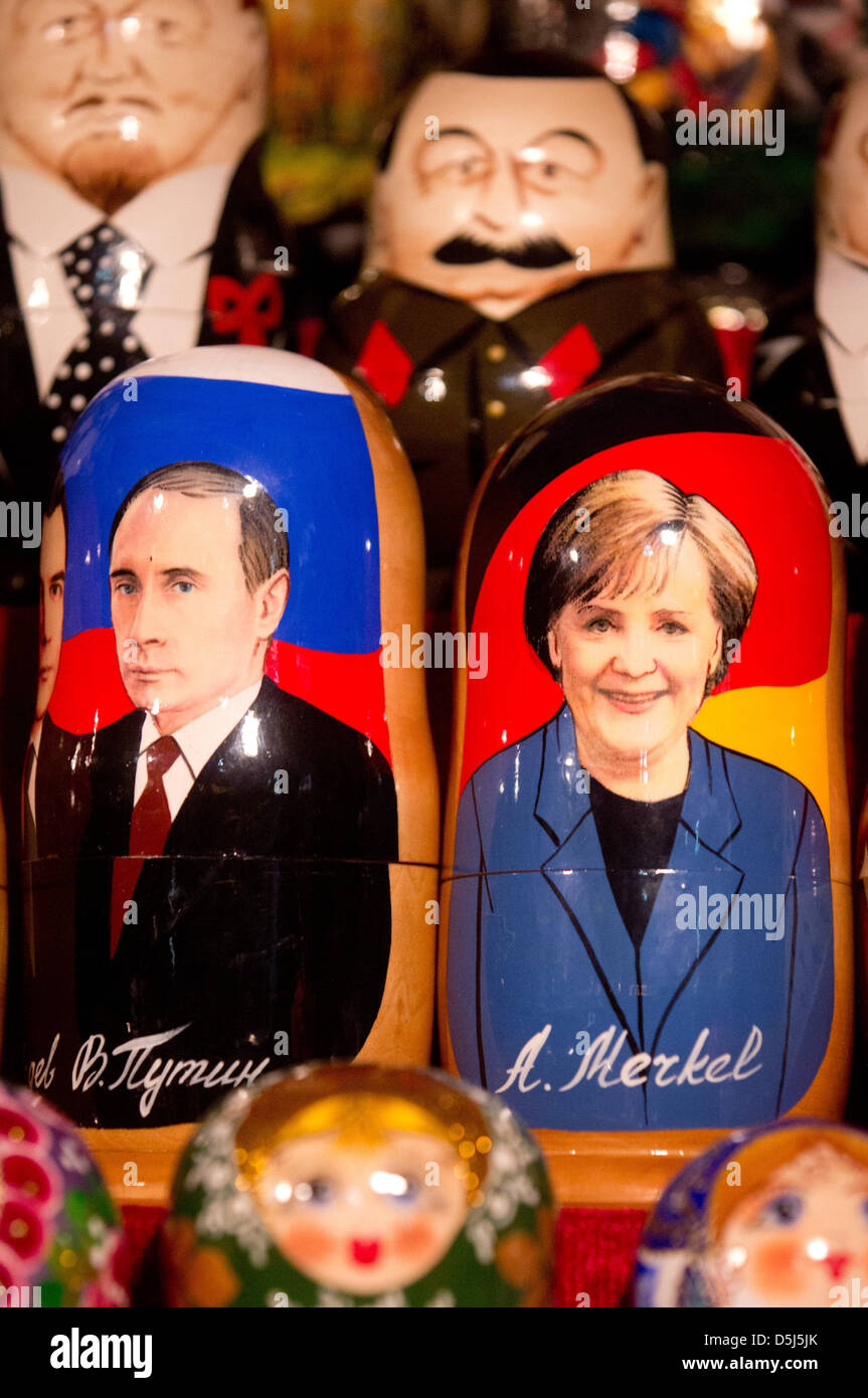 Russian President Vladimir Putin (L) and German Chancellor Merkel ...