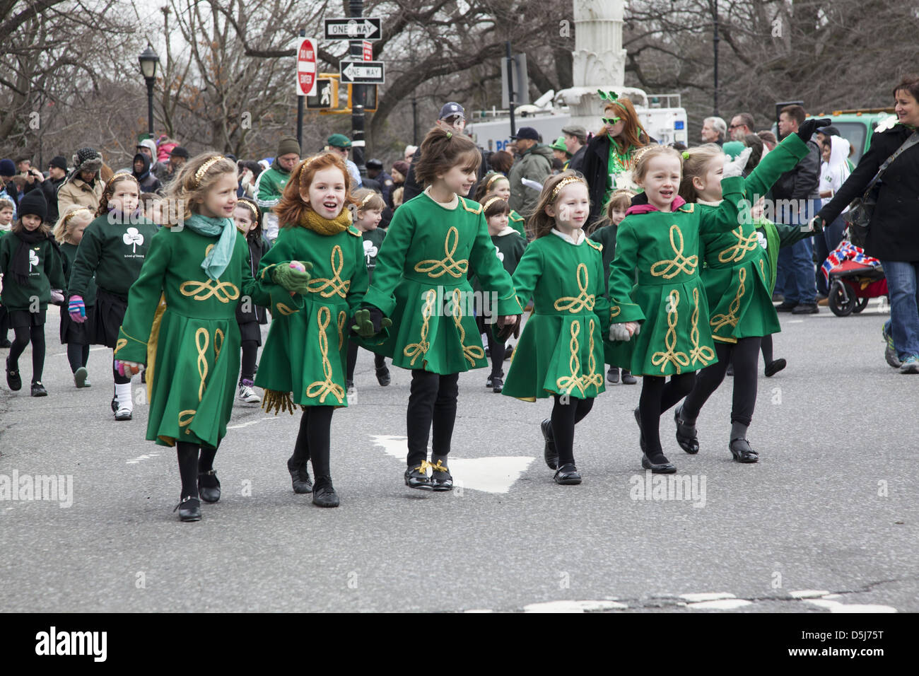 Girl in irish dance costumes hi-res stock photography and images - Alamy