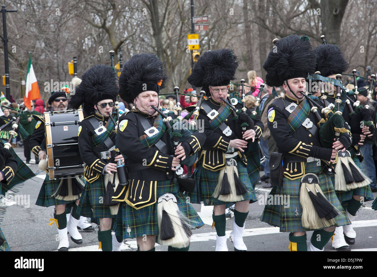 Parade bagpipers kilts marching hi-res stock photography and images - Alamy
