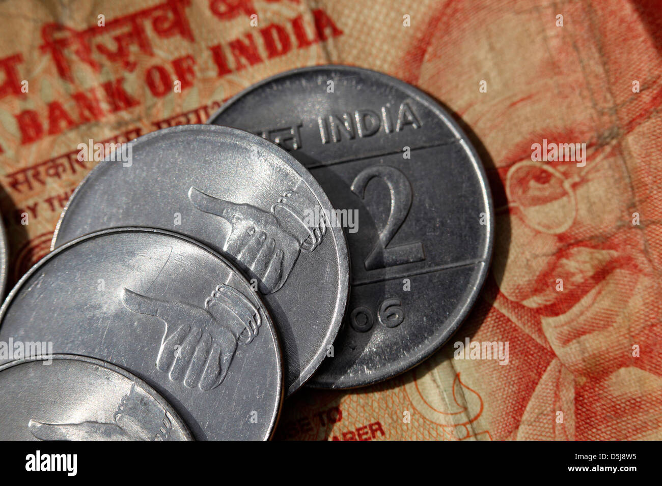 5 rupee coins hi-res stock photography and images - Alamy