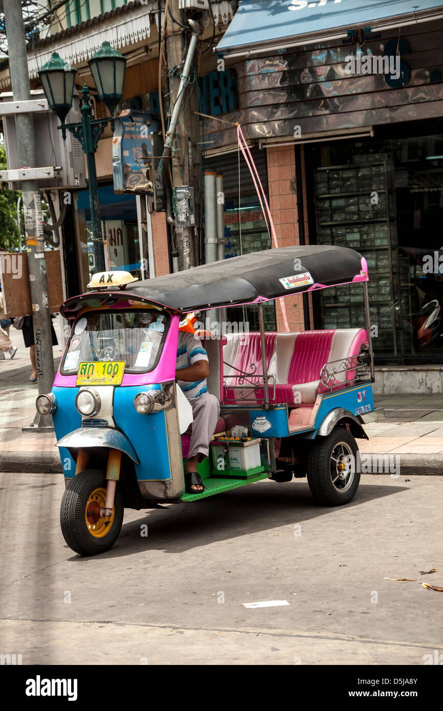 Three wheel taxi hi-res stock photography and images - Alamy