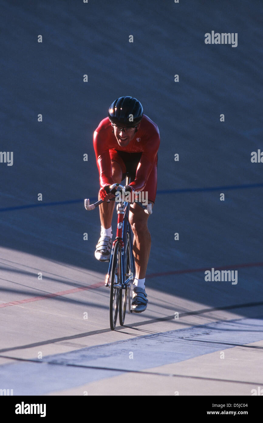 Male cyclist competing on the velodrome Stock Photo - Alamy