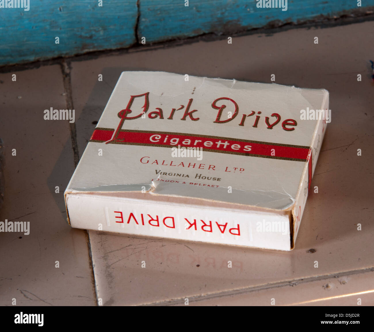 Cigarette packet cigarettes hi-res stock photography and images - Alamy