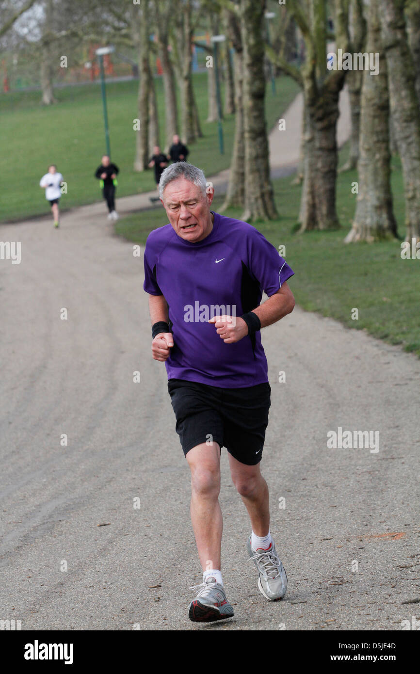Man leading a pack of runners in a local London park Stock Photo - Alamy