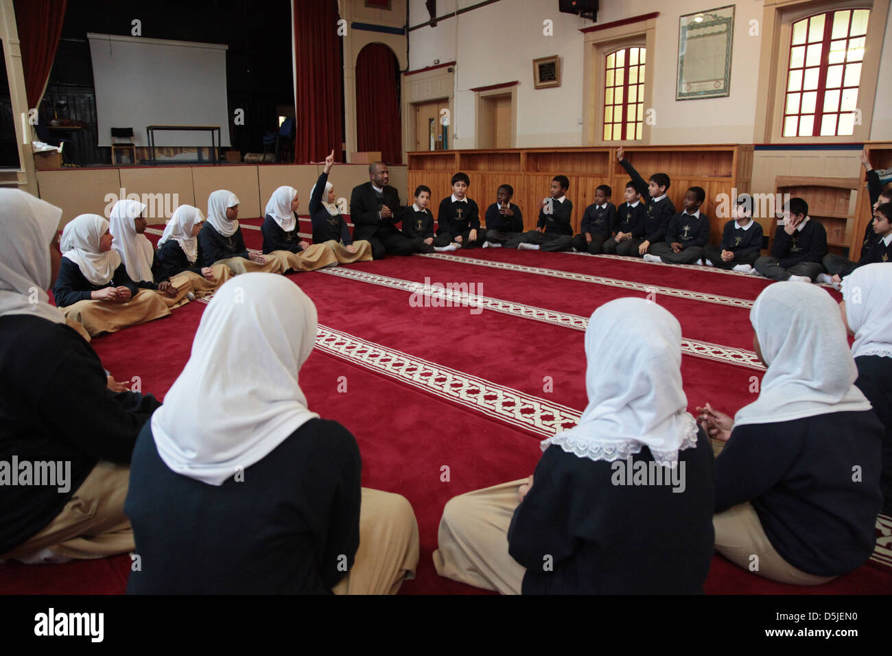 Muslim school uniform hi-res stock photography and images - Alamy