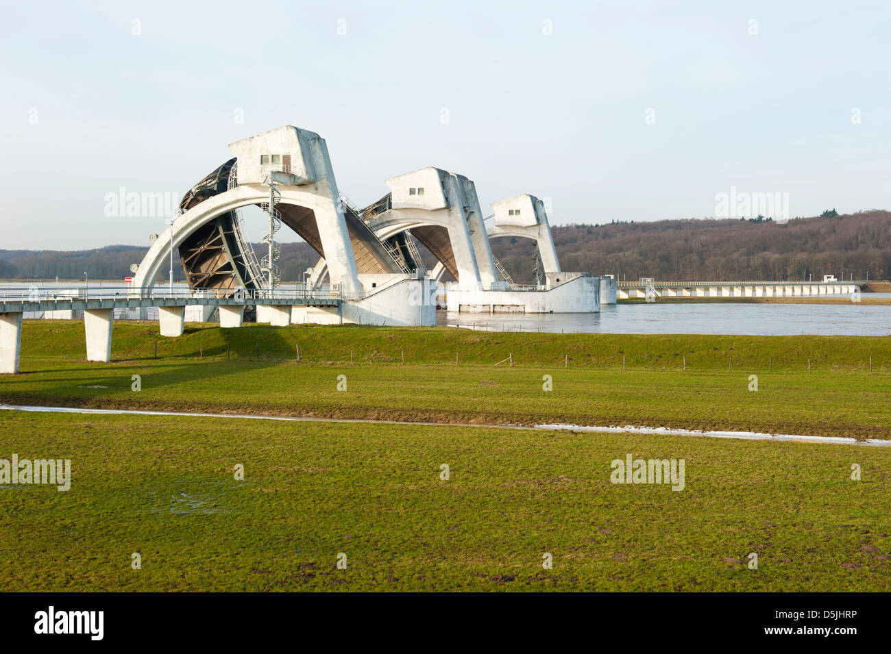 Weir sluice gate canal hi-res stock photography and images - Alamy