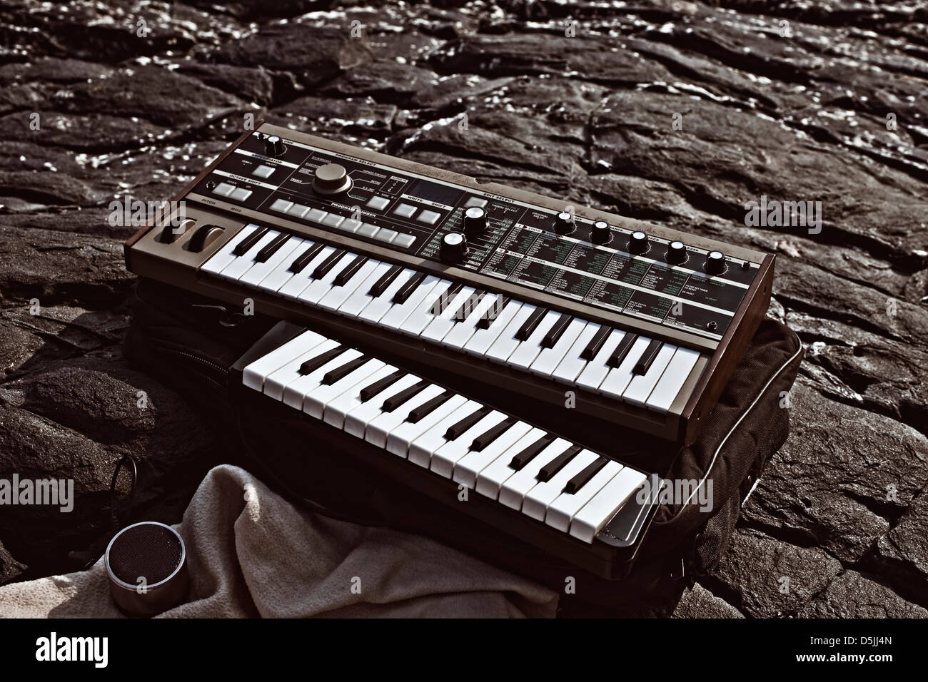 Synthesizer keyboard hi-res stock photography and images - Alamy