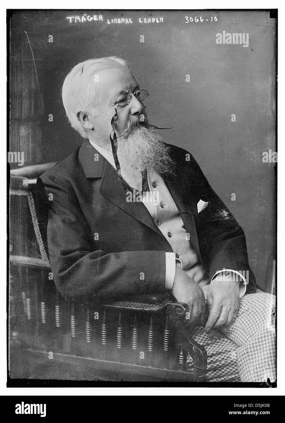 Portrait seated beard man hi-res stock photography and images - Alamy