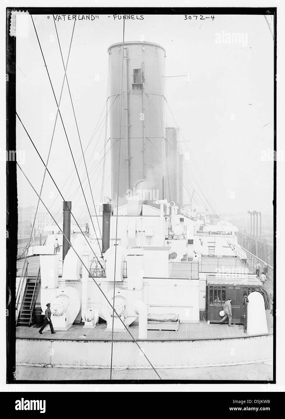 Ship ships funnel funnels hi-res stock photography and images - Alamy