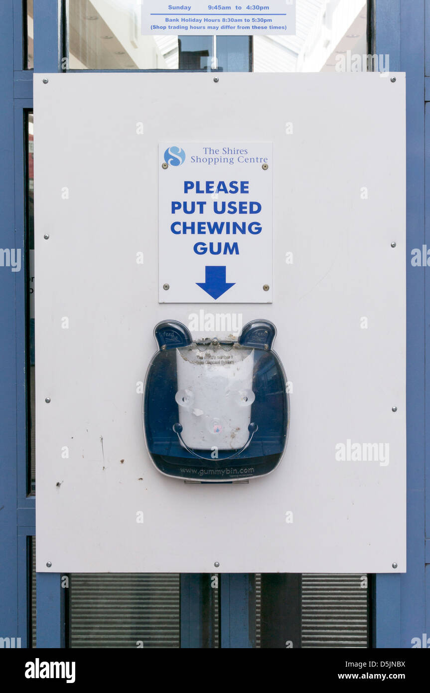 Gum waste hi-res stock photography and images - Alamy