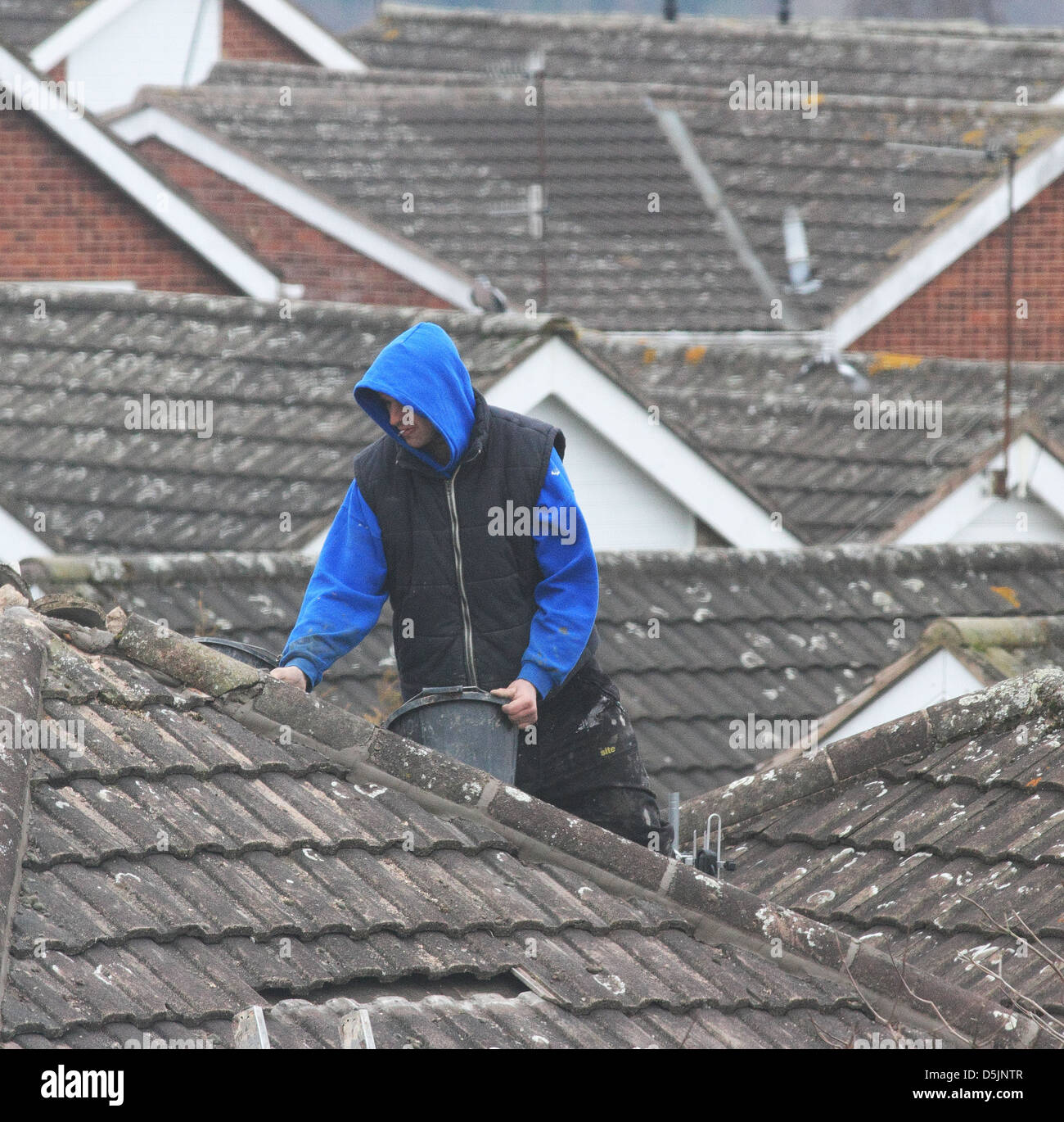 Roofers repairing hi-res stock photography and images - Alamy