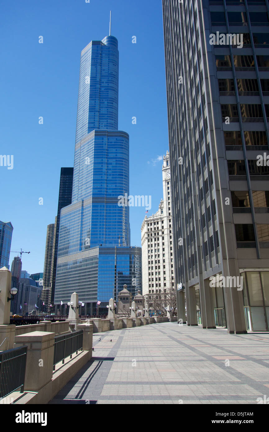 Chicago Riverwalk and Trump Tower Stock Photo - Alamy