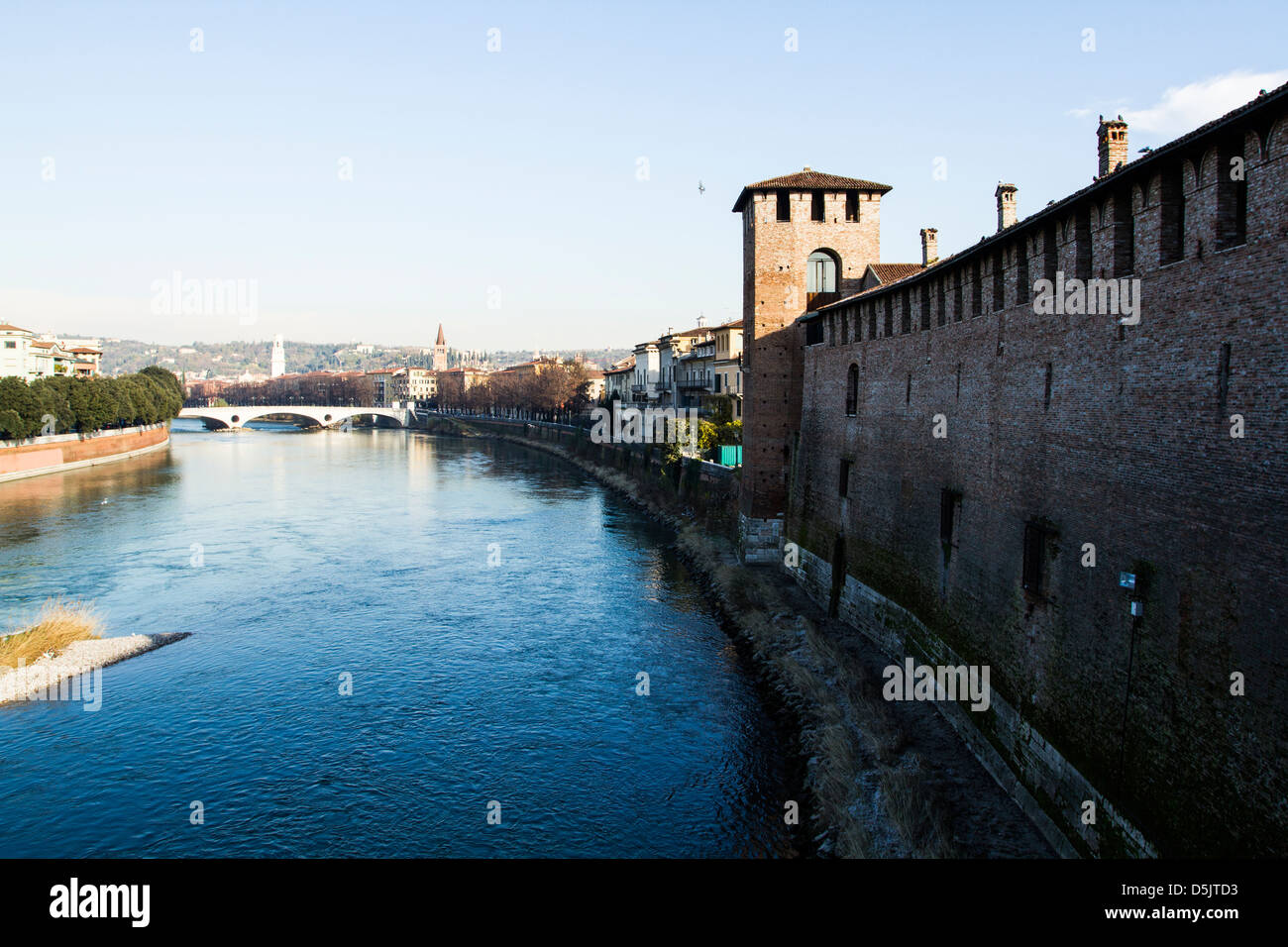 Castelvecchio viewed from Castelvecchio Bridge (Ponte di Castelvecchio ...