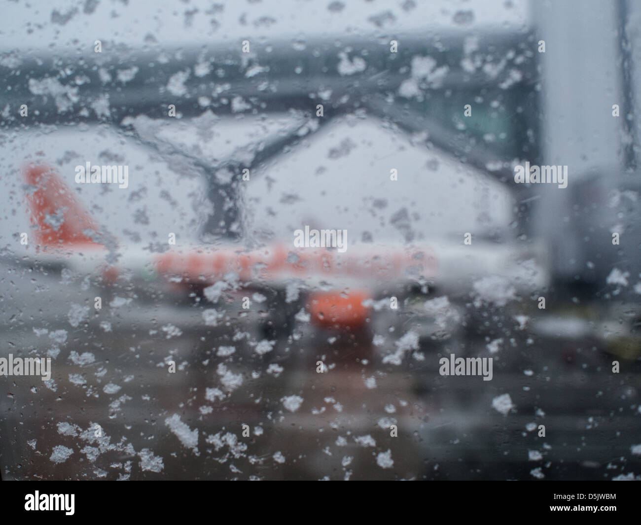 Gatwick plane snow hi-res stock photography and images - Alamy