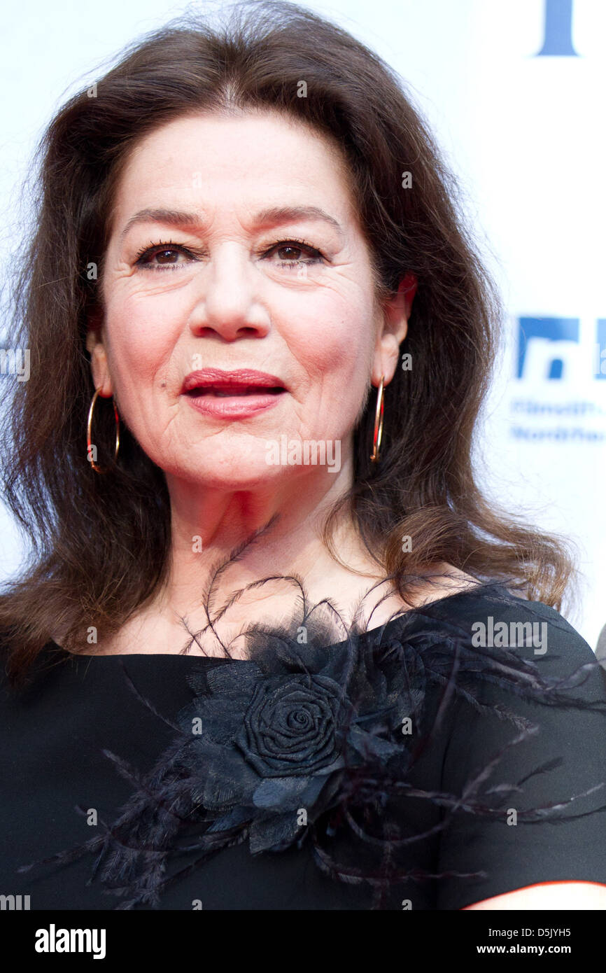 Hannelore Elsner at the world premiere of "Das Blaue vom Himmel" at ...